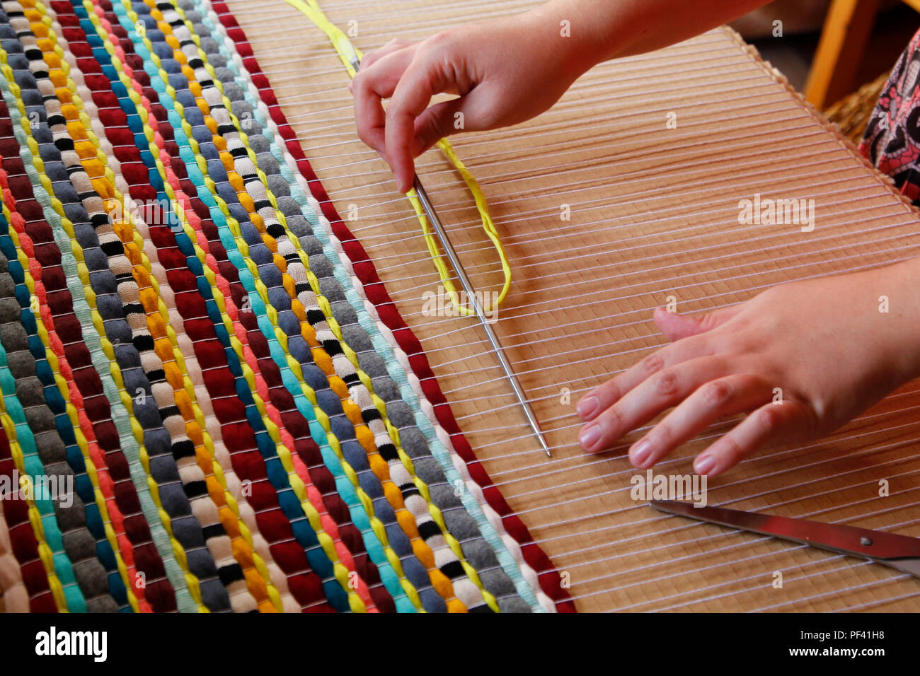 Einen teppich weben -Fotos und -Bildmaterial in hoher Auflösung – Alamy