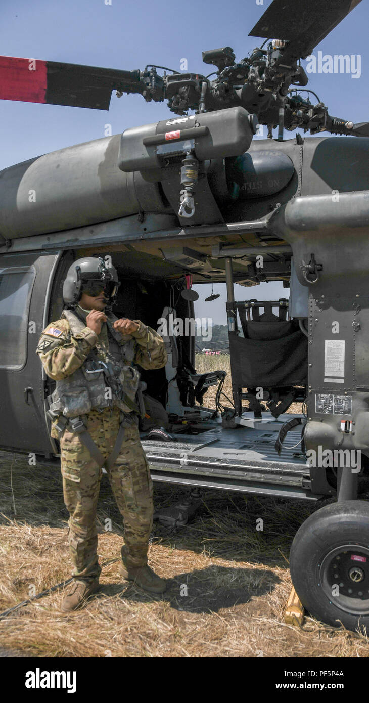Crew Chief Sgt. Bryan Salazar präsentiert HH-60 M Medevac Black Hawk ...