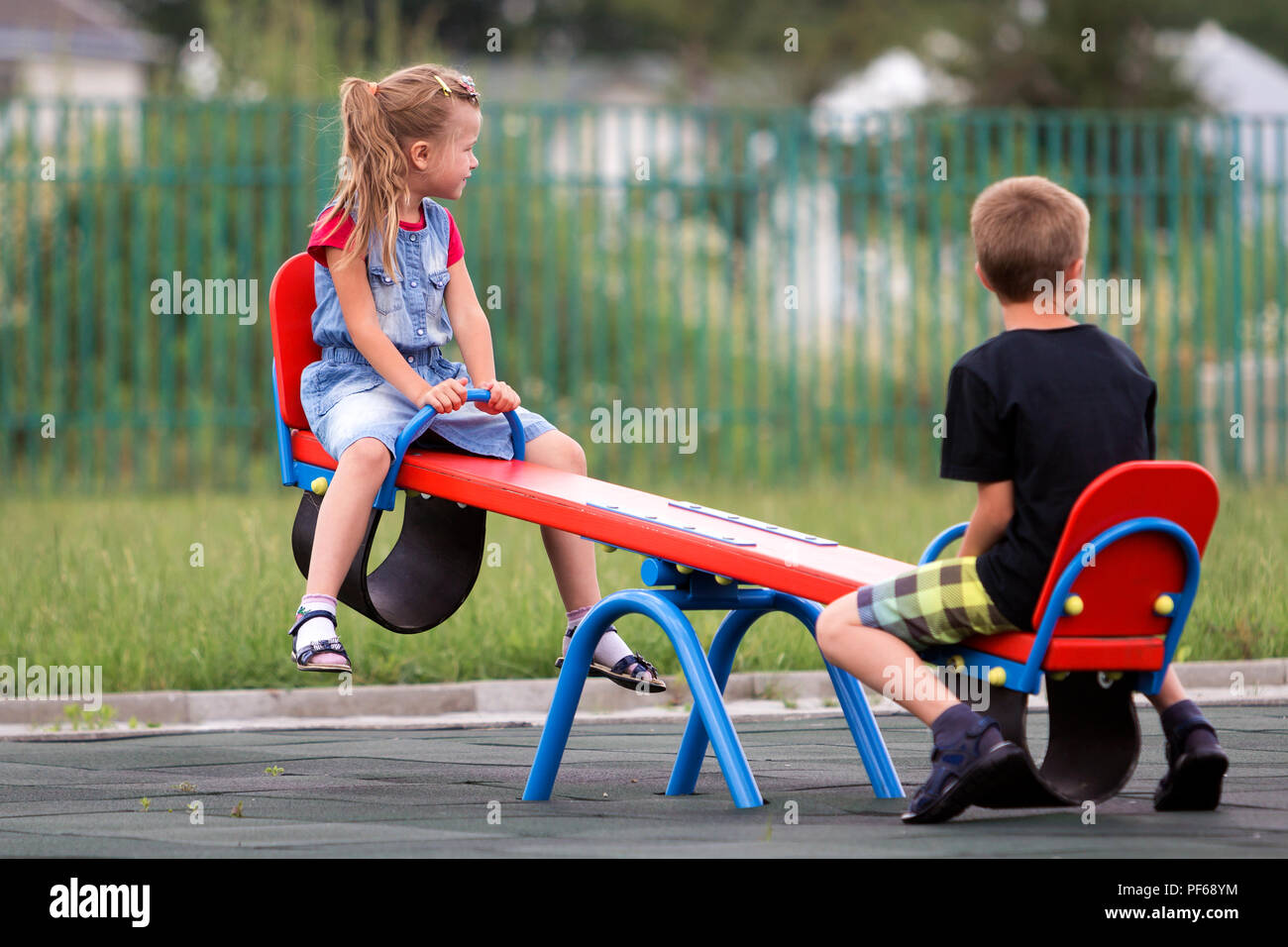 Zwei junge blonde Kinder Vorschüler Mädchen mit langem Pferdeschwanz ... Zwei junge blonde Kinder Vorschüler Mädchen mit langem Pferdeschwanz ...
