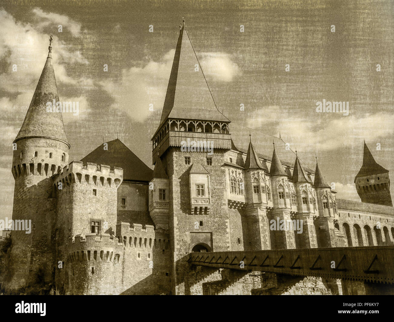 Hunyad Schloss. Panorama der Corvin Schloss mit der Holzbrücke, Hunedoara, Siebenbürgen ...