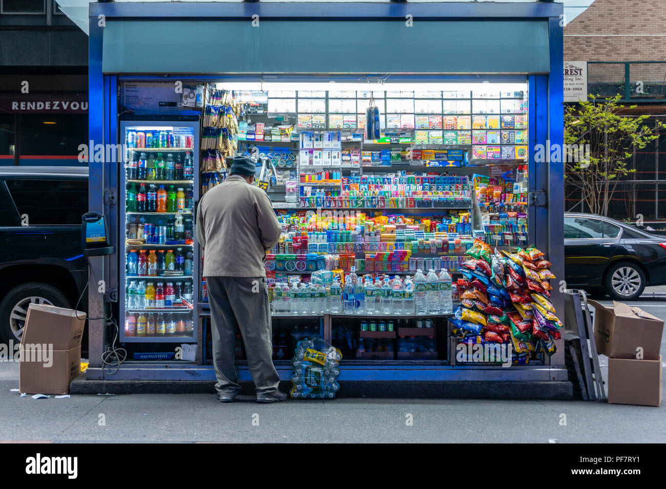 Mann im kiosk -Fotos und -Bildmaterial in hoher Auflösung – Alamy