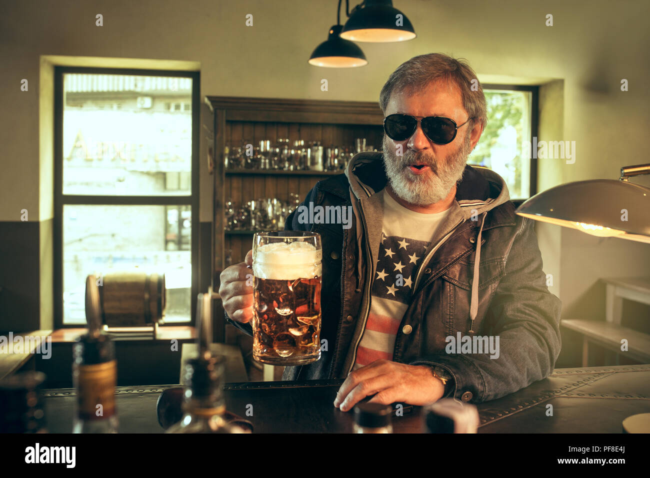 Älterer bärtiger Mann Alkohol trinken im Pub und einen Sport Sendung im ...