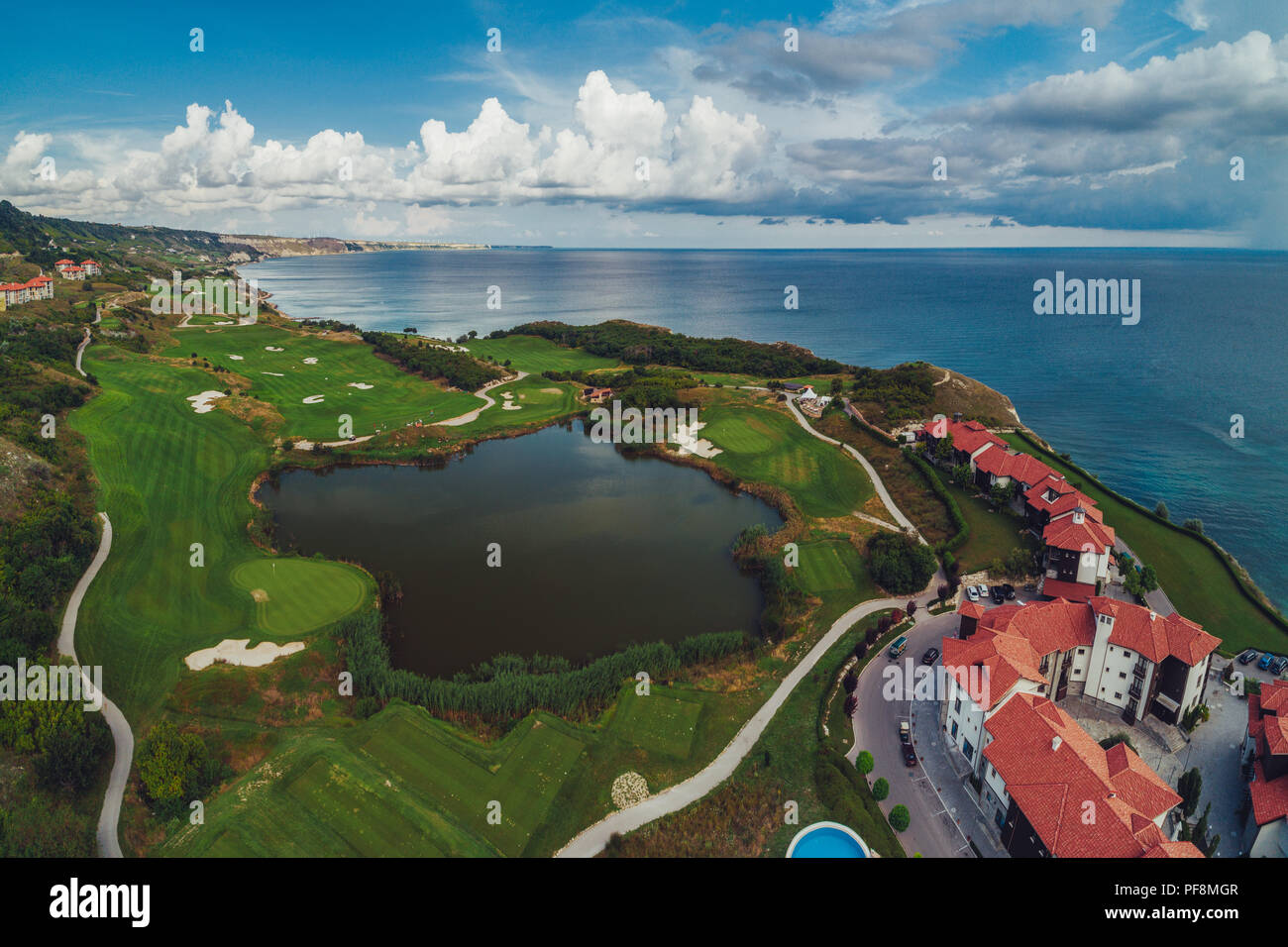 Golfplatz in Luxus Resort am Meer und Klippen. Luftaufnahme der ...