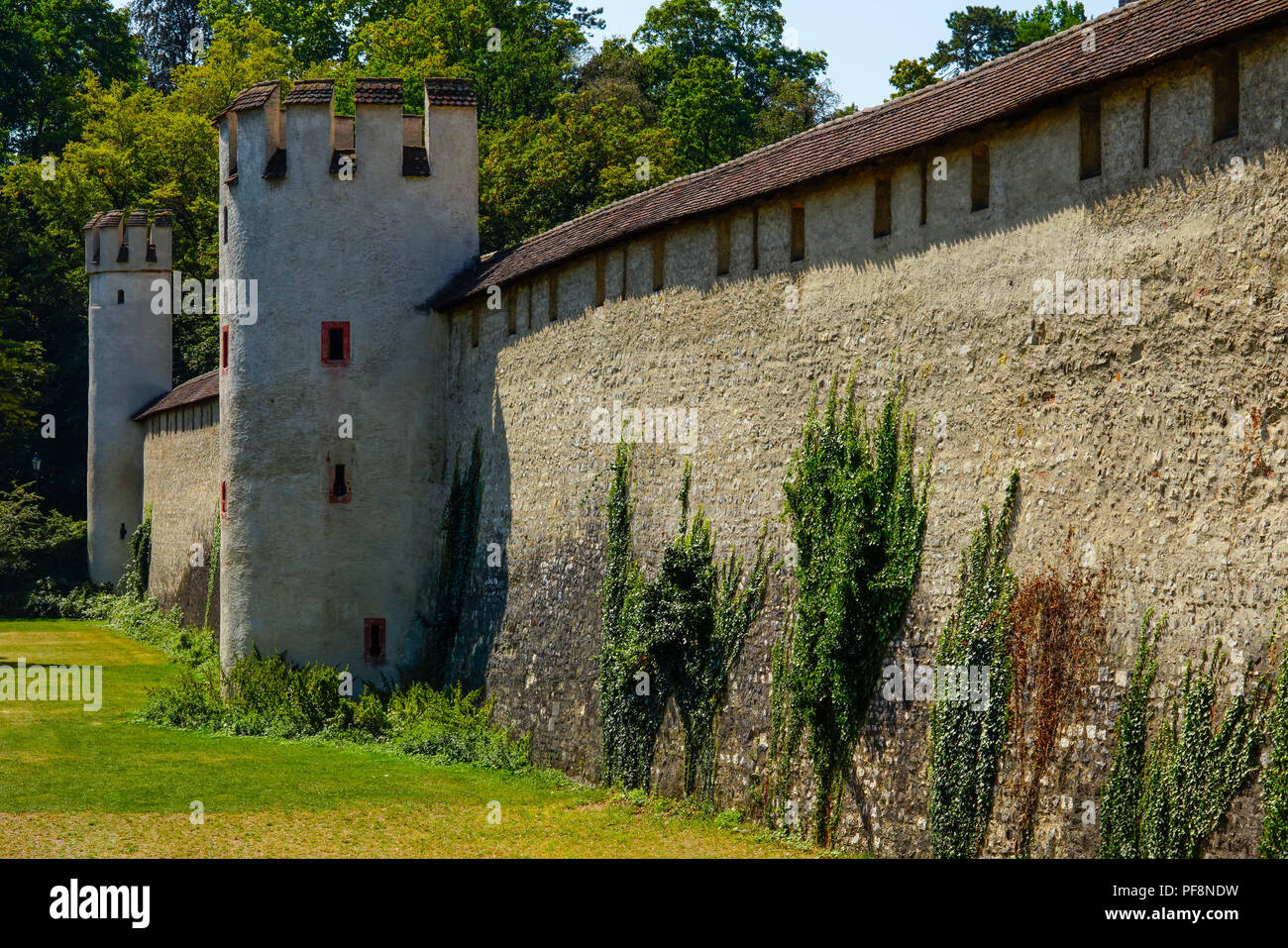 Mittelalterliche mauer der schweiz -Fotos und -Bildmaterial in hoher ...