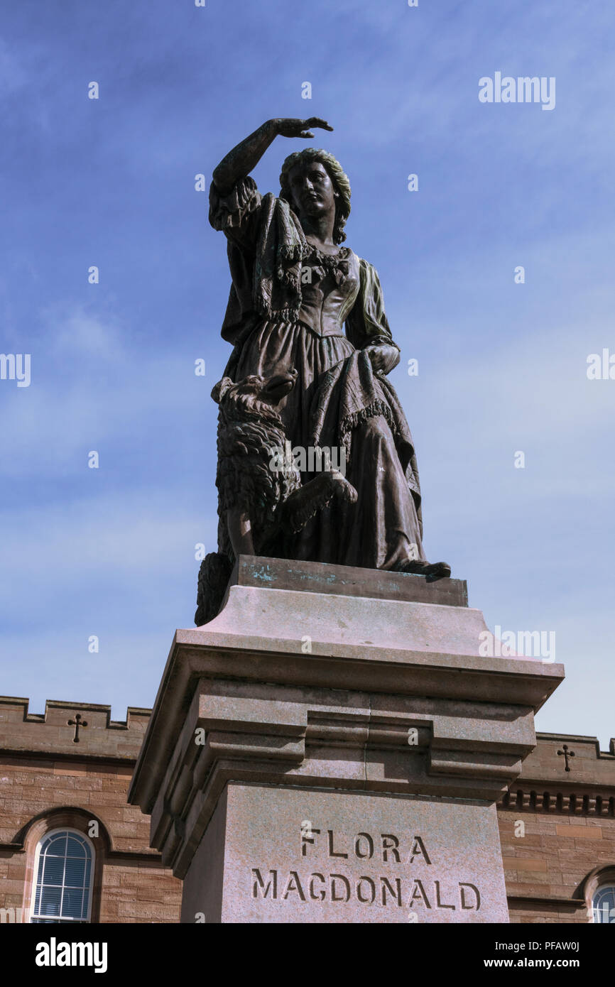 Eine Statue von Flora MacDonald steht außerhalb der Burg von Inverness ...