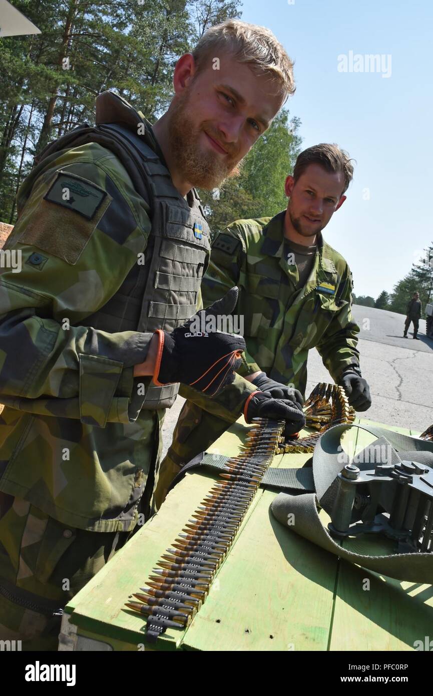 Schwedische Soldaten mit der Wartofta Tank Company, Skaraborg Regiment ...