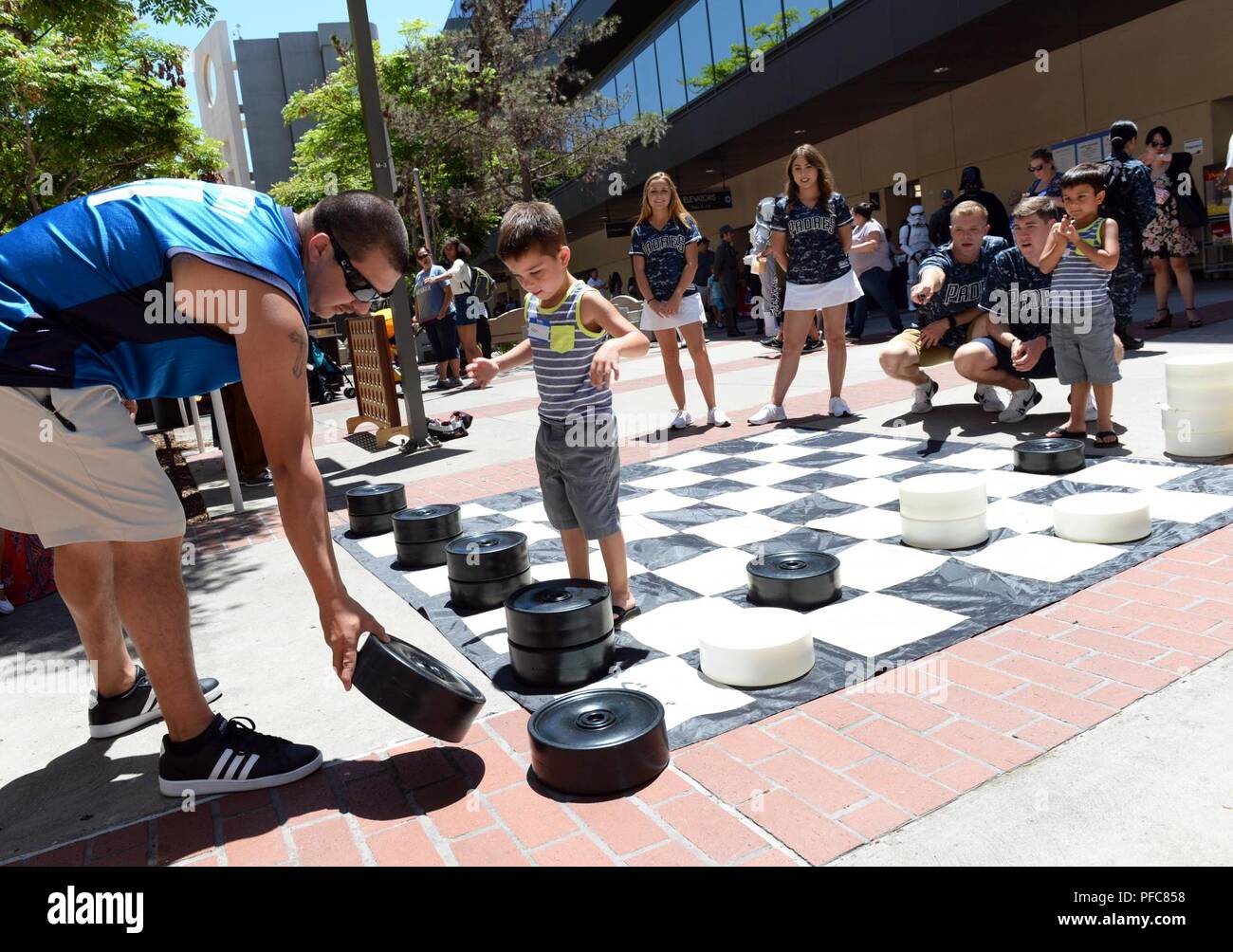 SAN DIEGO (9. Juni 2018) Militärische Familien und ihre Kinder spielen ...