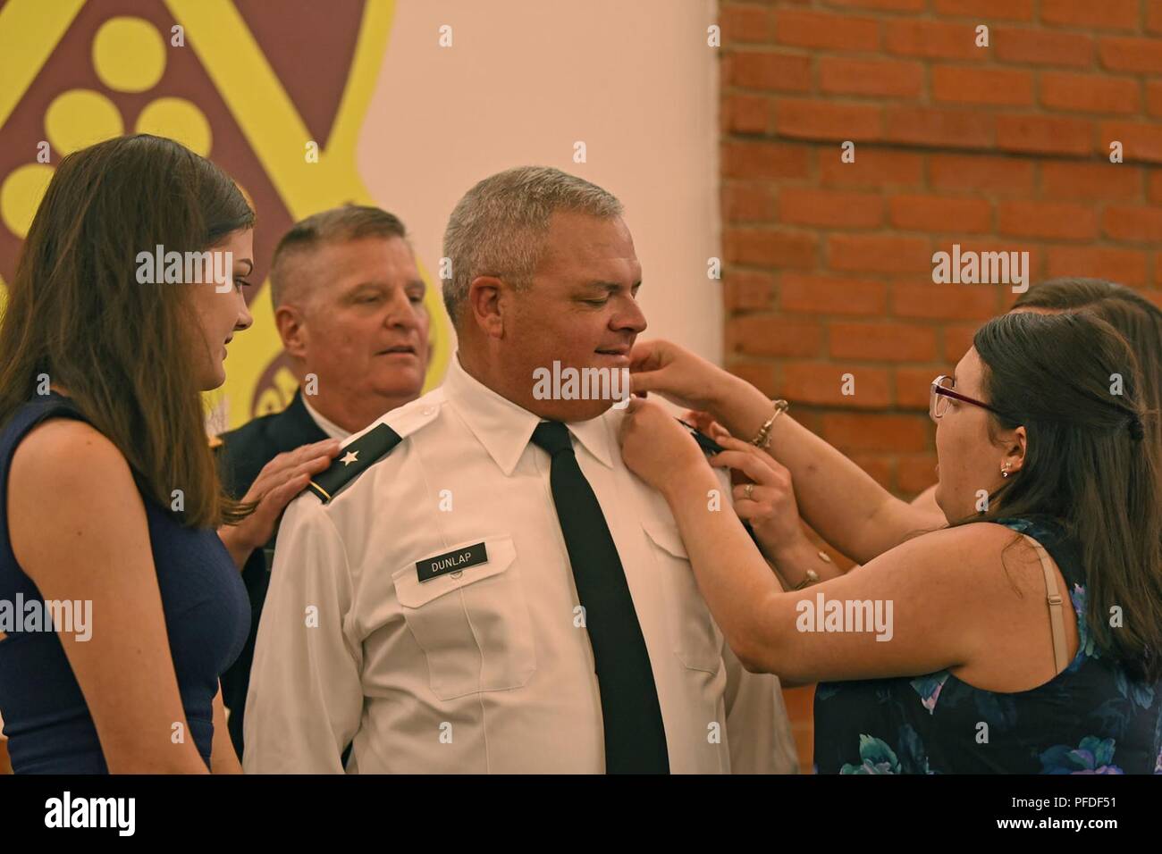 Brig. Töchter General John B. Dunlap III Folie seinen neuen Rang auf ...