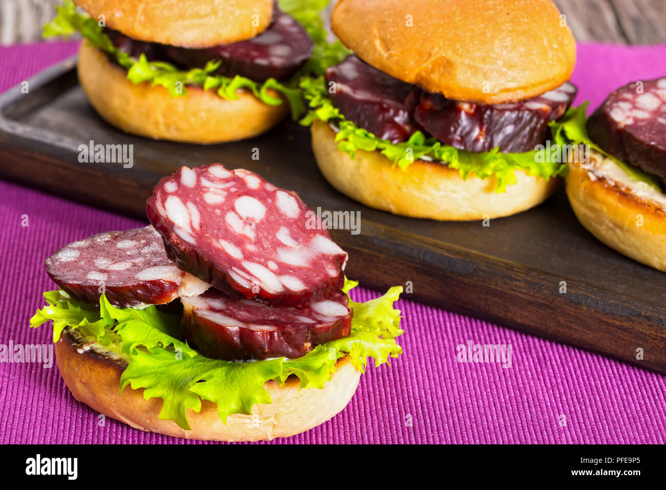 Wurst sandwiches top view -Fotos und -Bildmaterial in hoher Auflösung ...