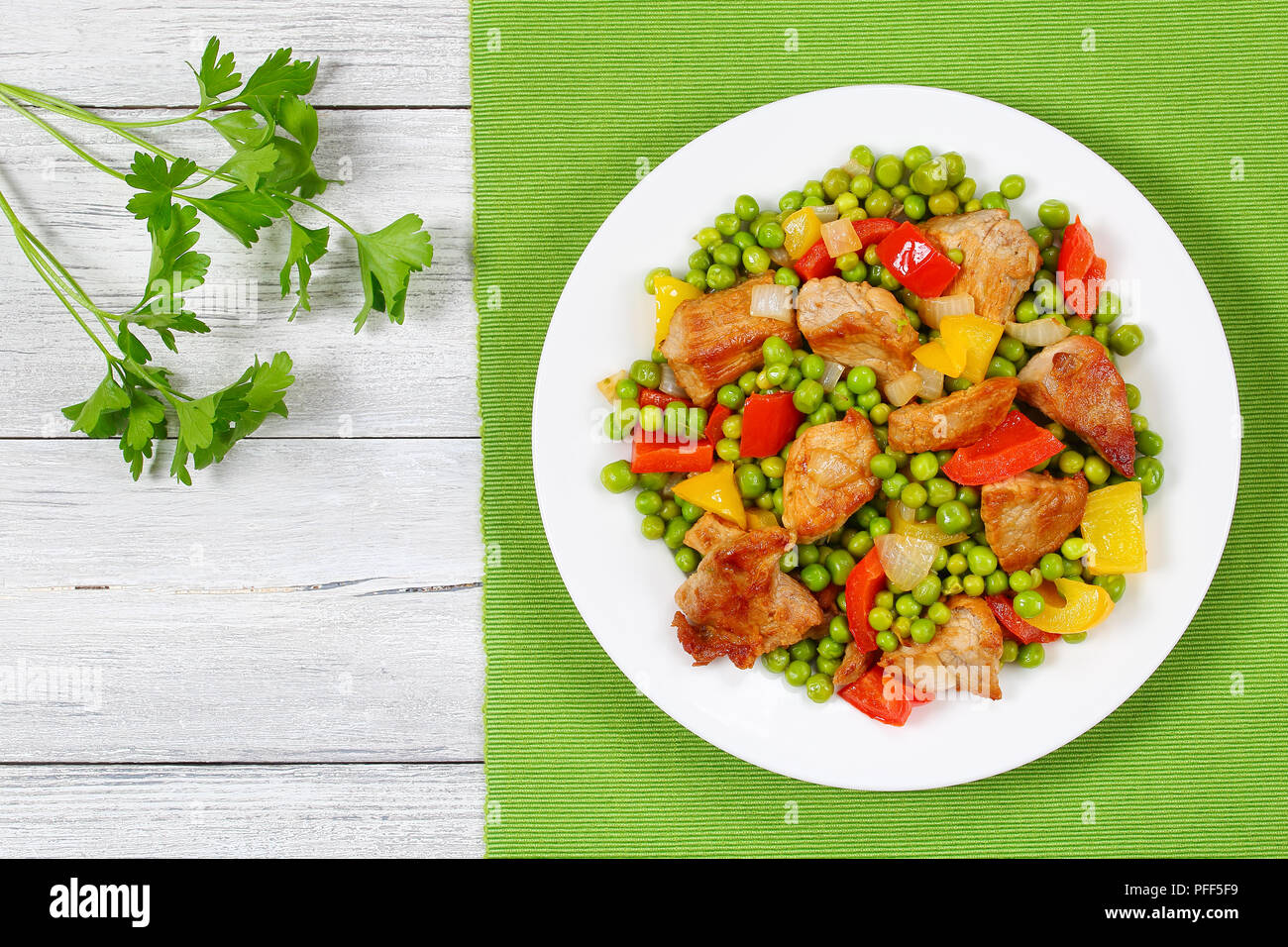 Lecker gebratenes Fleisch Filet in Stücke geschnitten mit grünen Erbsen ...