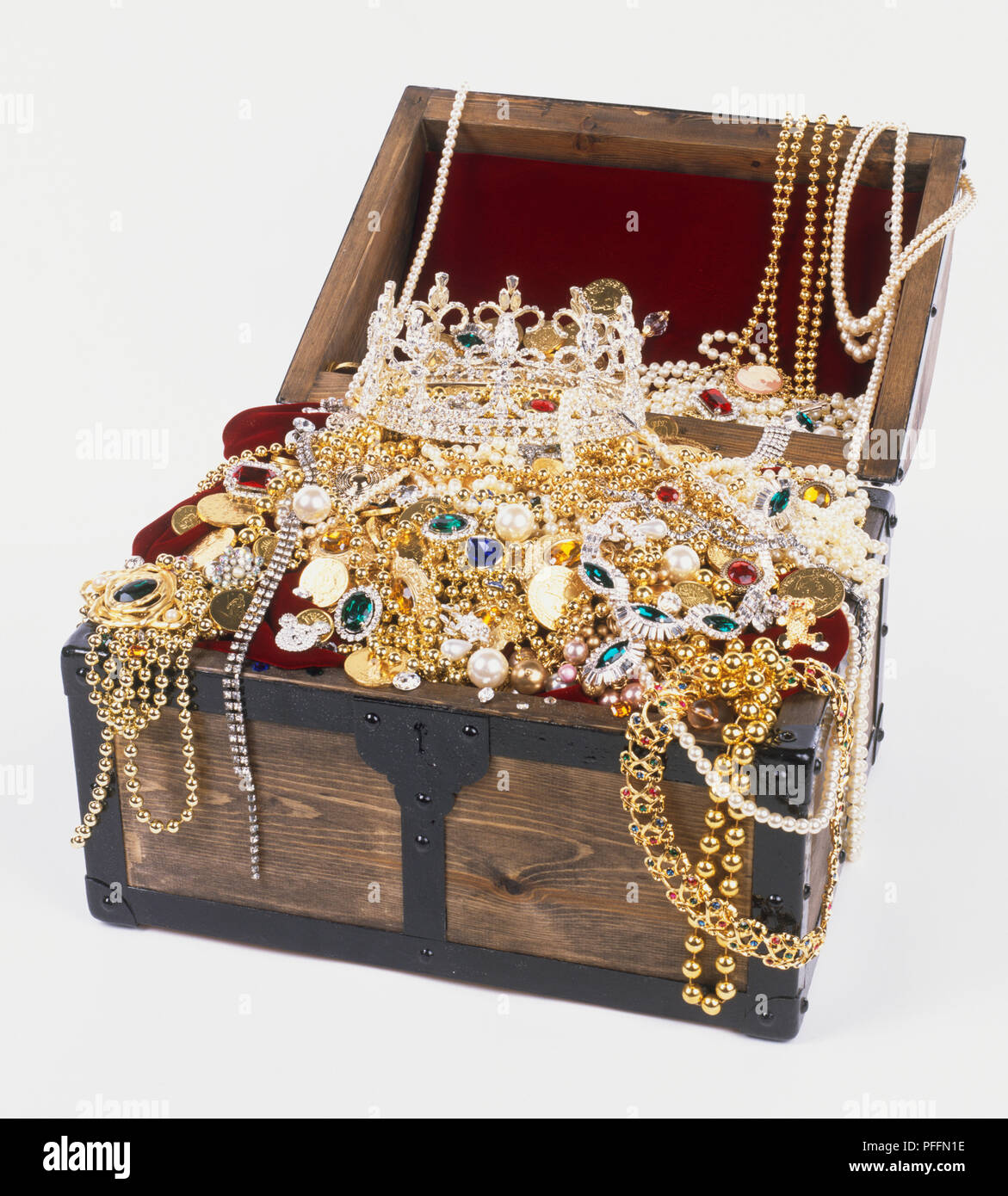 Treasure gold crown -Fotos und -Bildmaterial in hoher Auflösung – Alamy