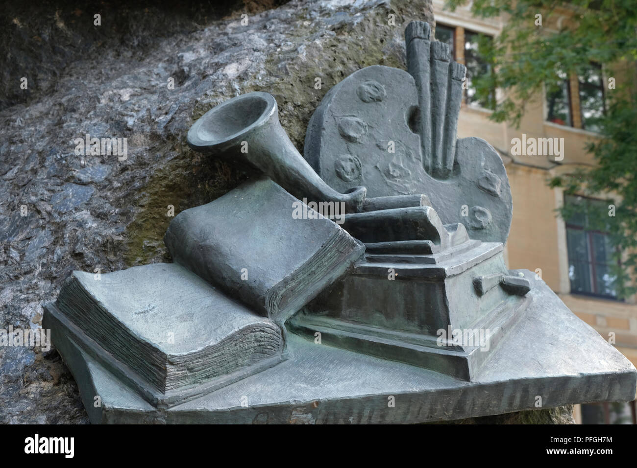 Ein Denkmal neben dem ehemaligen Kronprinz Rudolf Gymnasium, das heute ...