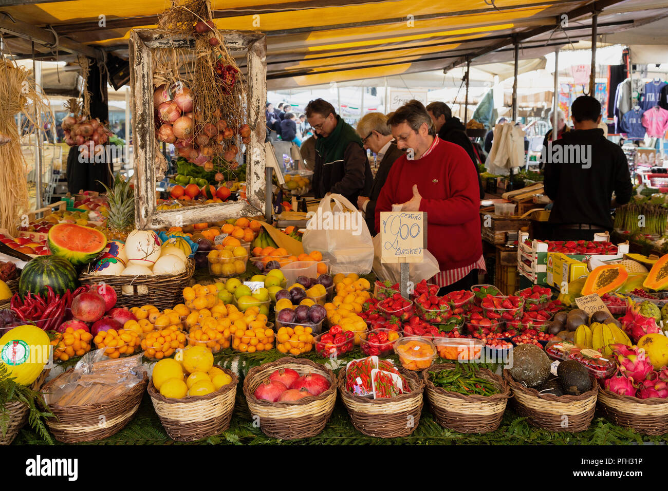 Rom, Italien. Obst und Gemüse stand beim täglichen Markt auf dem Campo ...