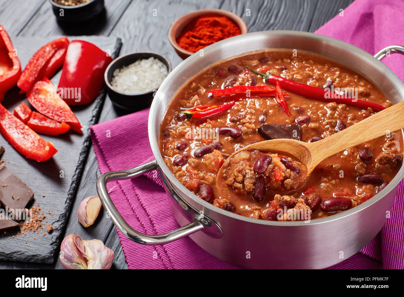 Kidneybohnen in chili con carne -Fotos und -Bildmaterial in hoher ...