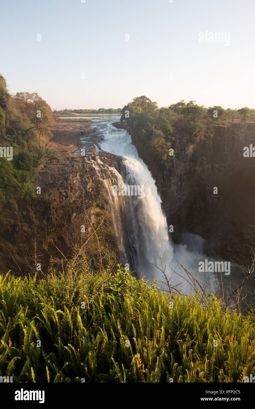 Ein großer Fluss in Afrika mit einem Wasserfall in den Bergen macht ...