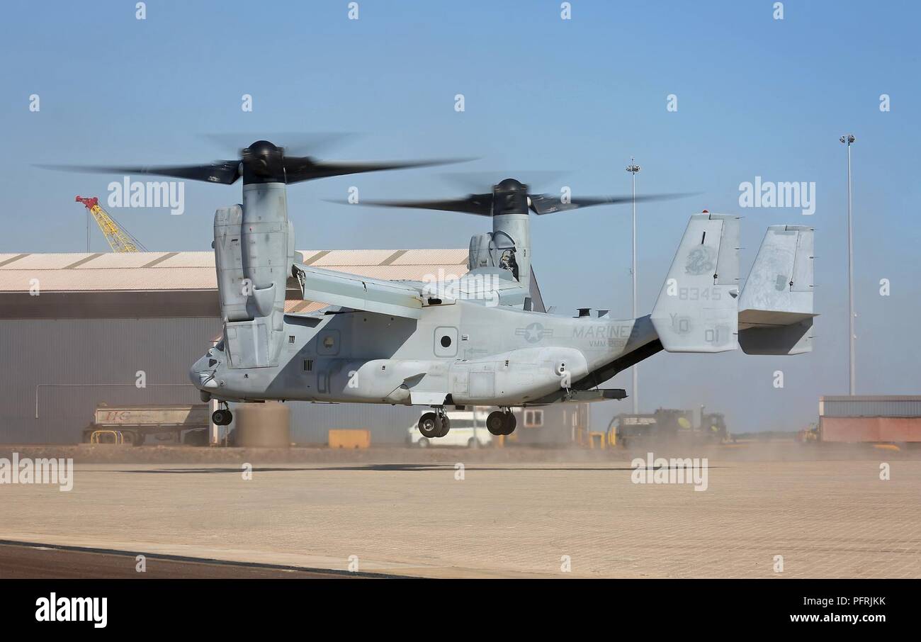 Eine MV-22 Osprey Tilt rotor Flugzeug fährt Osten Arm Wharf für die ...