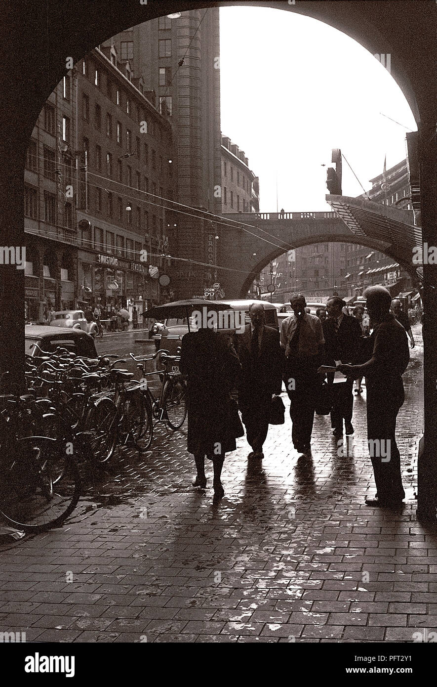 Gemeinsam unter regenschirmen spazieren gehen -Fotos und -Bildmaterial ...