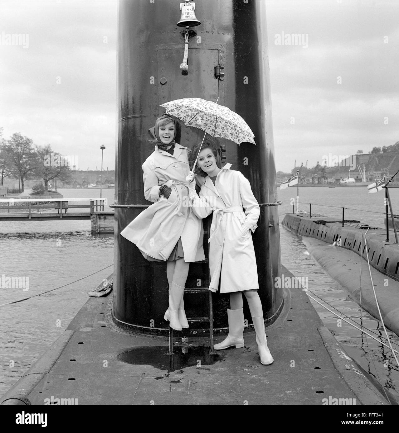60er Jahre Mode. Zwei Models abgebildet an Bord des britischen U-Boot ...