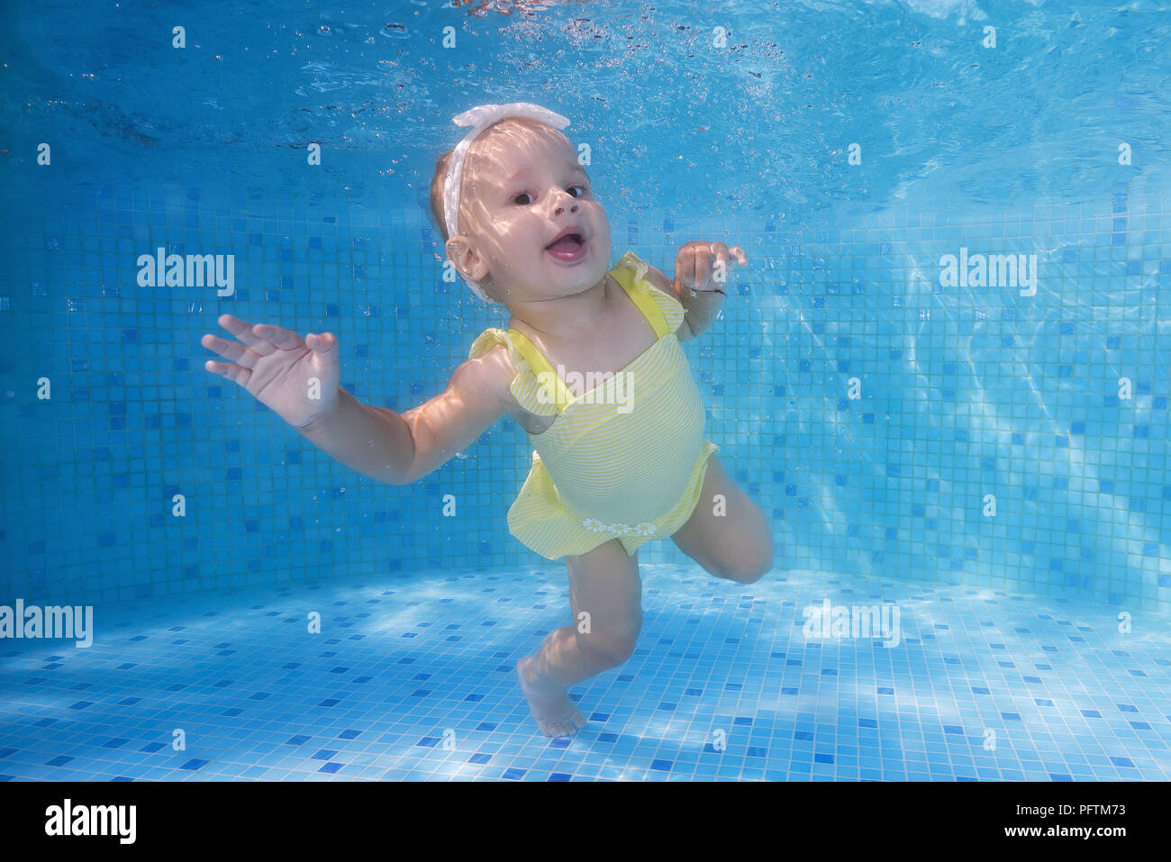 Child underwater -Fotos und -Bildmaterial in hoher Auflösung – Alamy
