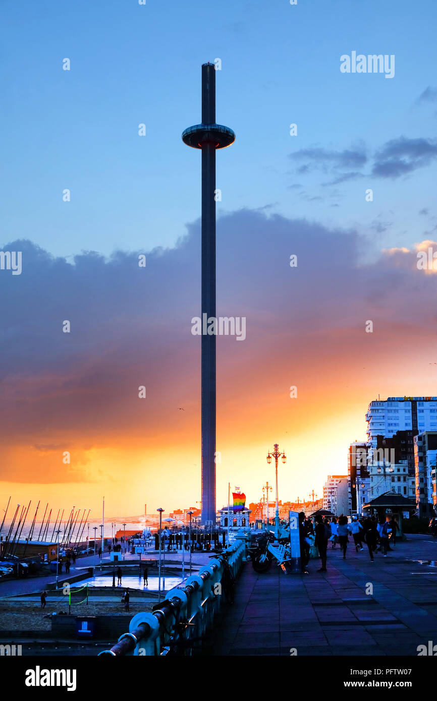 Brighton Promenade bei Sonnenuntergang mit der beweglichen ...