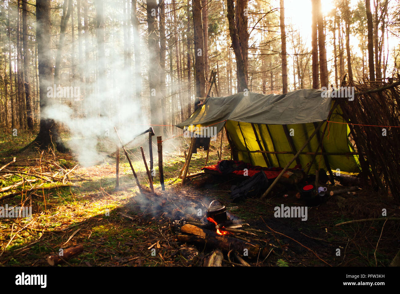 Bushcraft survival Tierheim Campingplatz im Wald Wildnis mit Rauch- und ...
