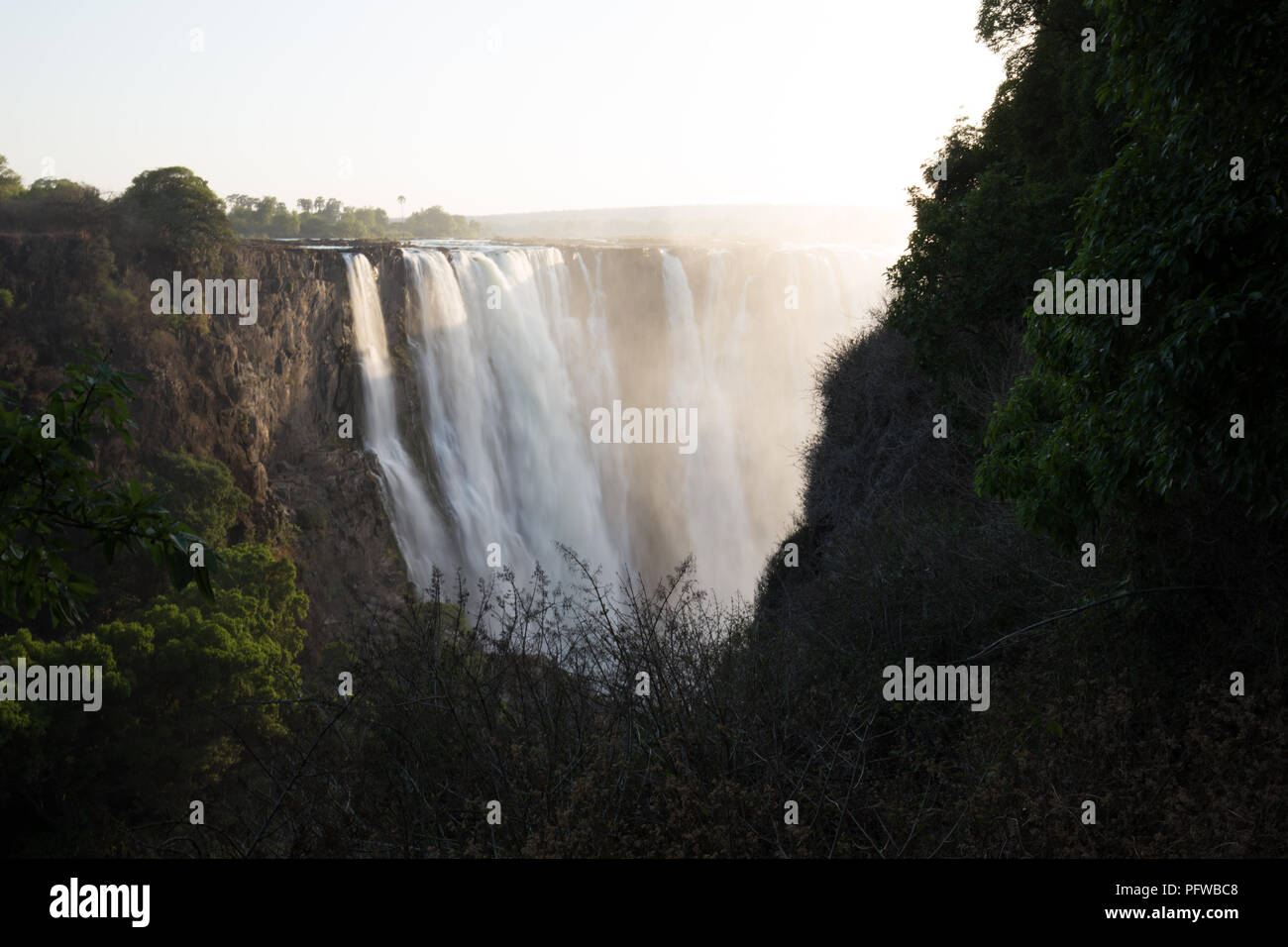 Ein großer Fluss in Afrika mit einem Wasserfall in den Bergen macht ...