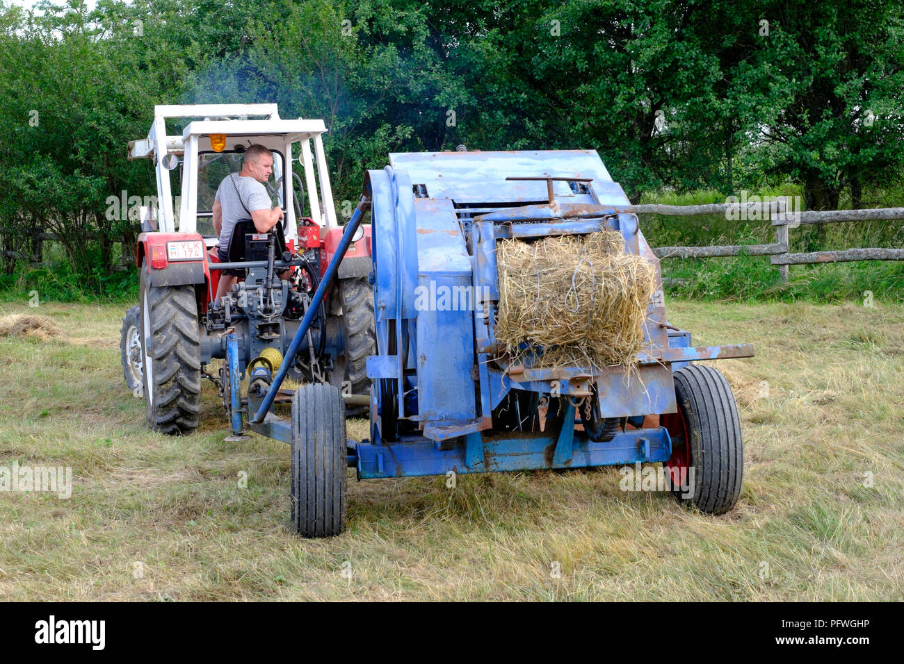 Mann, der den traktor steyr 650 und eine generalüberholte alte ...