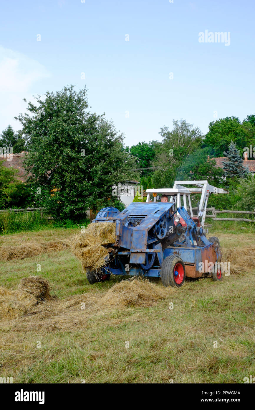 Mann, der den traktor steyr 650 und eine generalüberholte alte ...