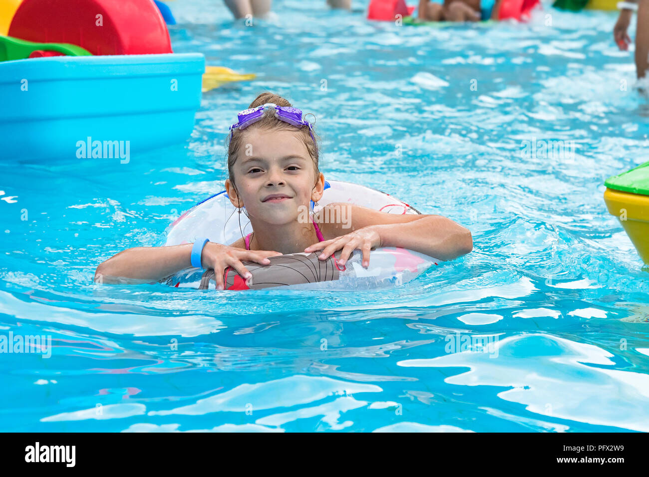 Kind auf der wasserrutsche -Fotos und -Bildmaterial in hoher Auflösung ...