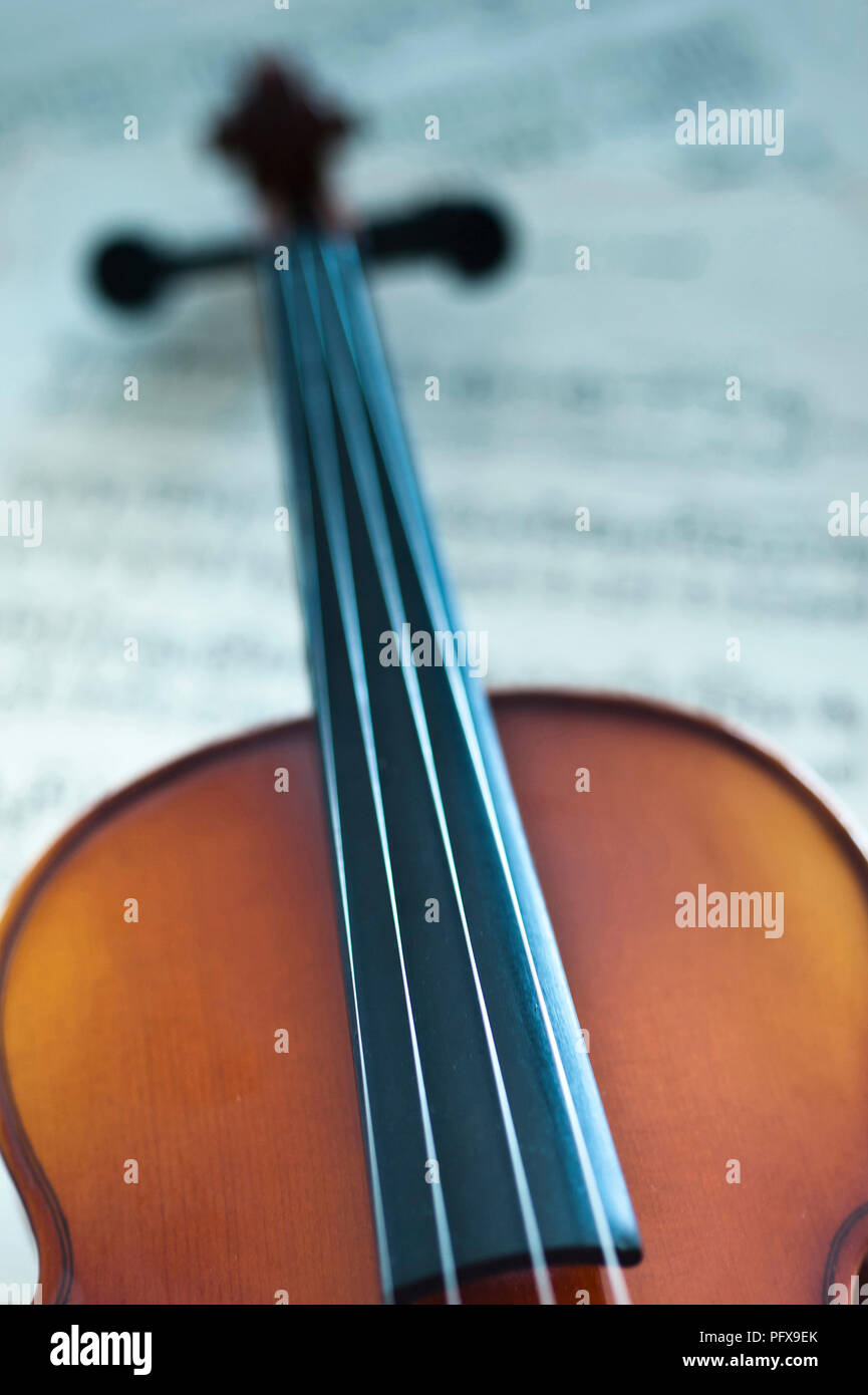 Musikinstrument violine -Fotos und -Bildmaterial in hoher Auflösung – Alamy