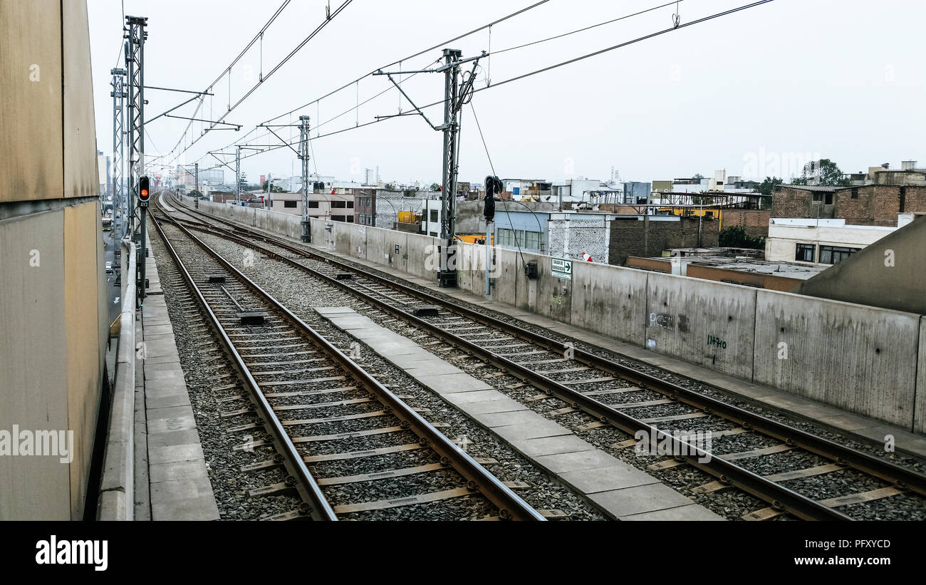 Zug Schienen mit einer der U-Bahn-Stationen von Lima - Peru ...