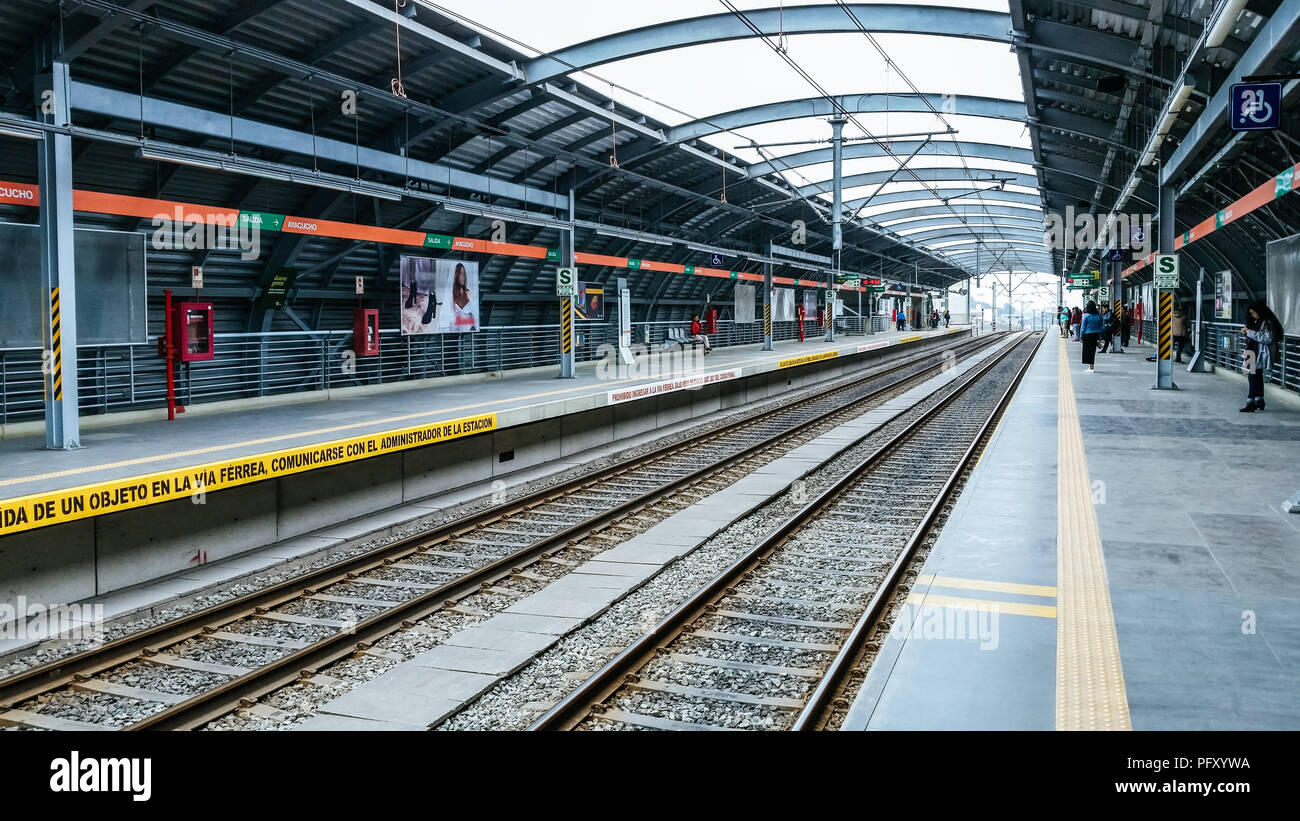 Zug Schienen mit einer der U-Bahn-Stationen von Lima - Peru ...