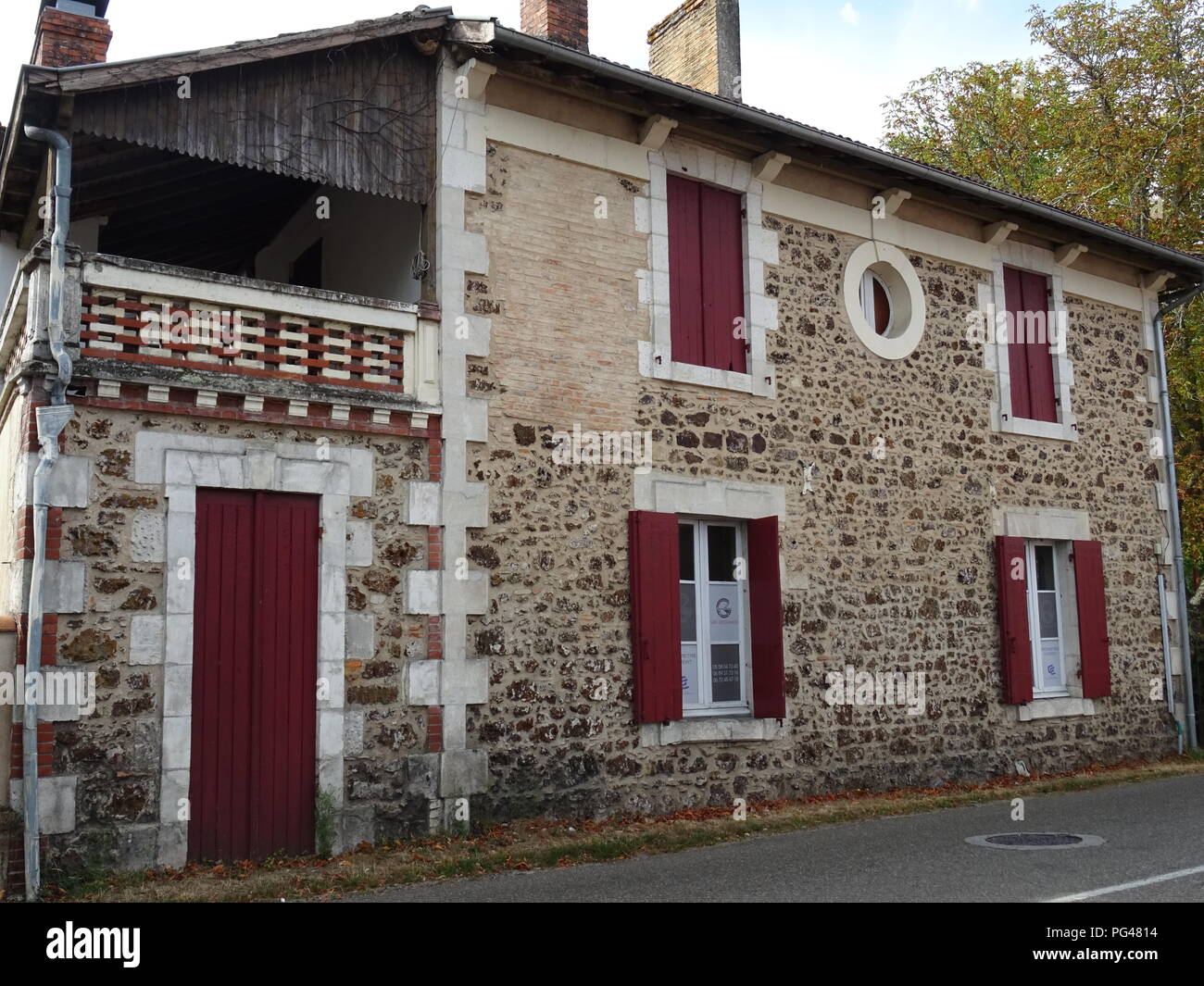 Typischen alten Haus aus Stein aus dem Südwesten Frankreichs mit roten ...