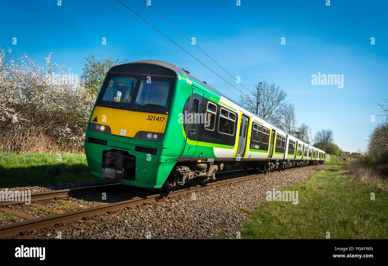 Klasse 321 Personenzug in London Midland livery entlang der Strecke auf die Abtei, England ...