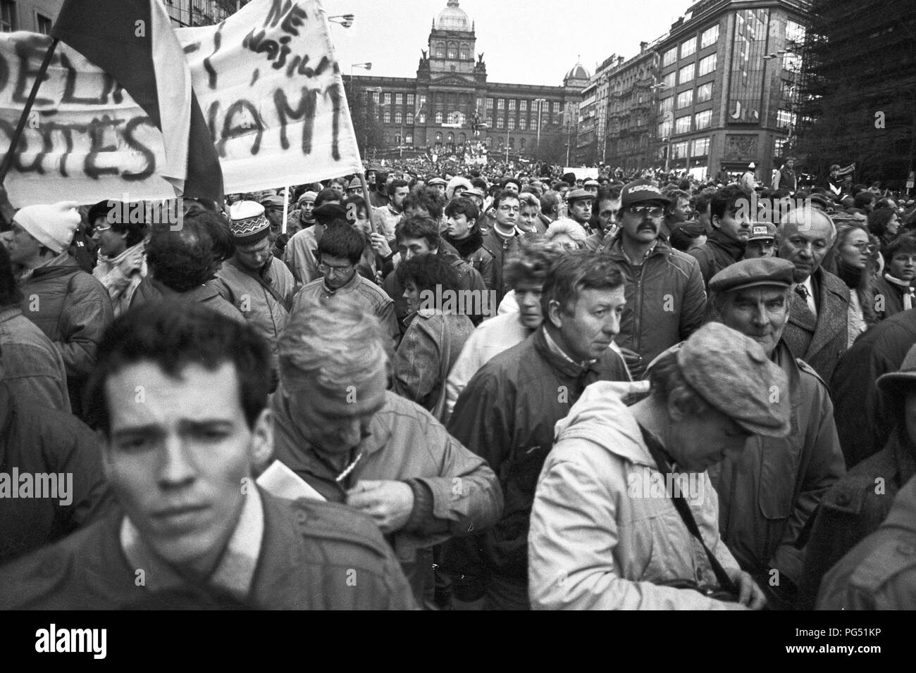 Czechoslovakia prague velvet revolution -Fotos und -Bildmaterial in ...