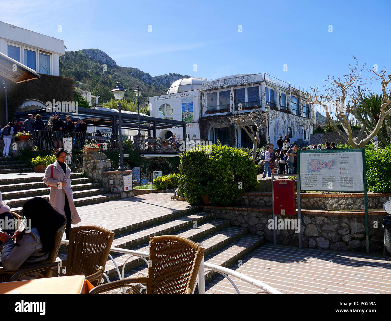 Der Hauptplatz von Anacapri mit dem Sessellift auf den Monte Solara ...