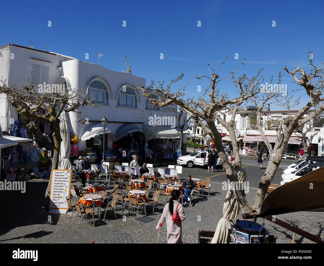 Der Hauptplatz von Anacapri mit dem Sessellift auf den Monte Solara ...