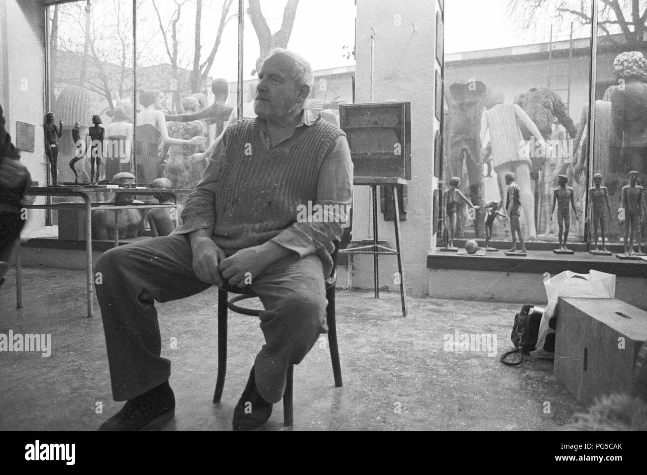 Die tschechische Bildhauer Olbram Zoubek (1926-2017) in seinem Studio ...