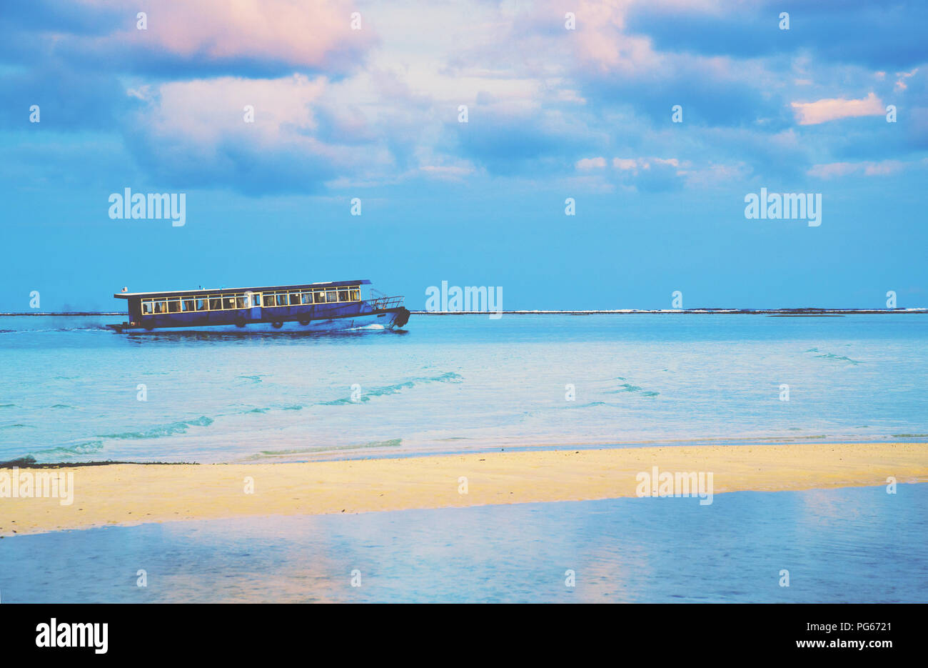 Blick vom Strand auf den Malediven auf der Sandbank und öffentliche ...
