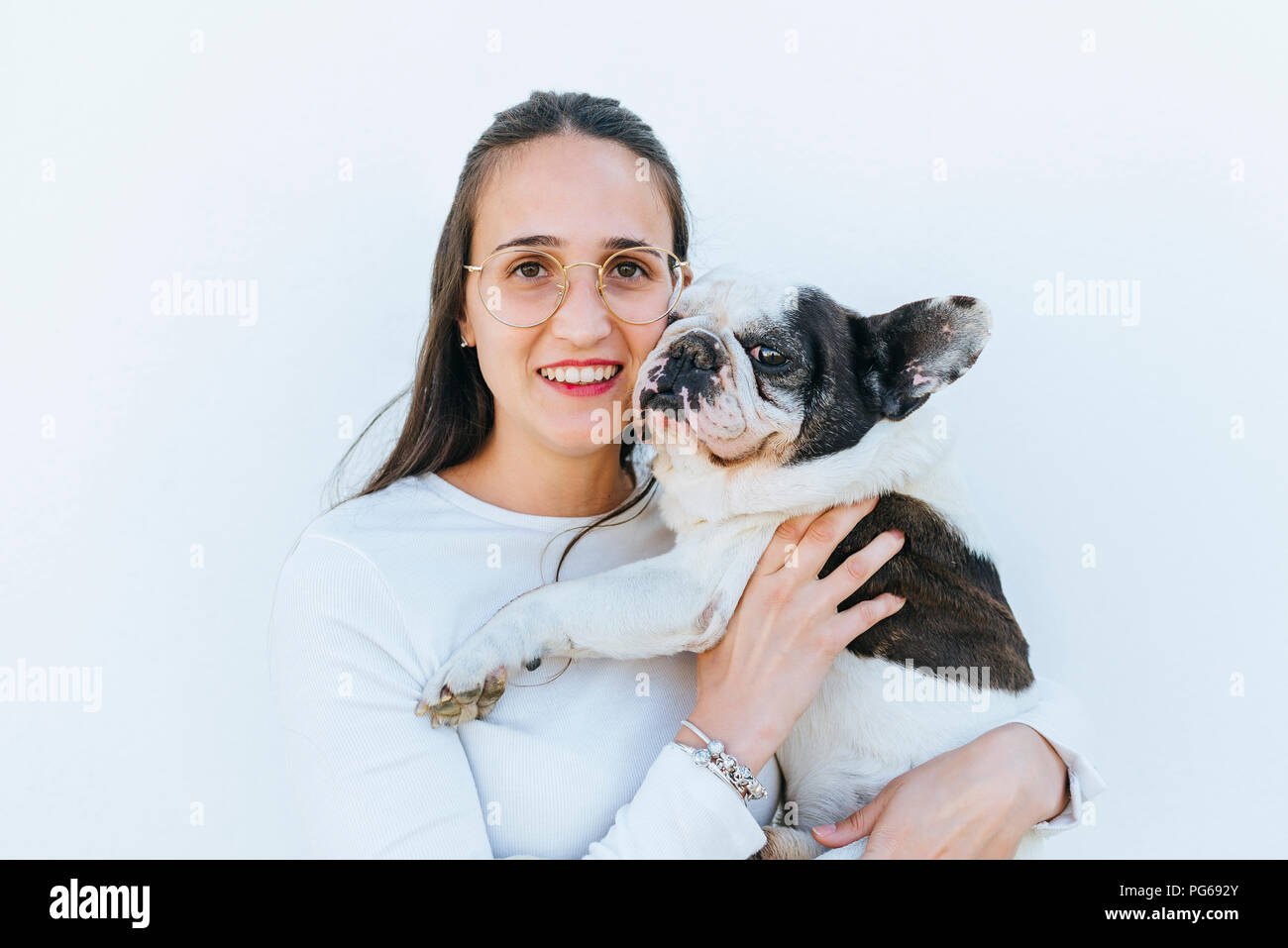 Hund vom besitzer halten -Fotos und -Bildmaterial in hoher Auflösung ...
