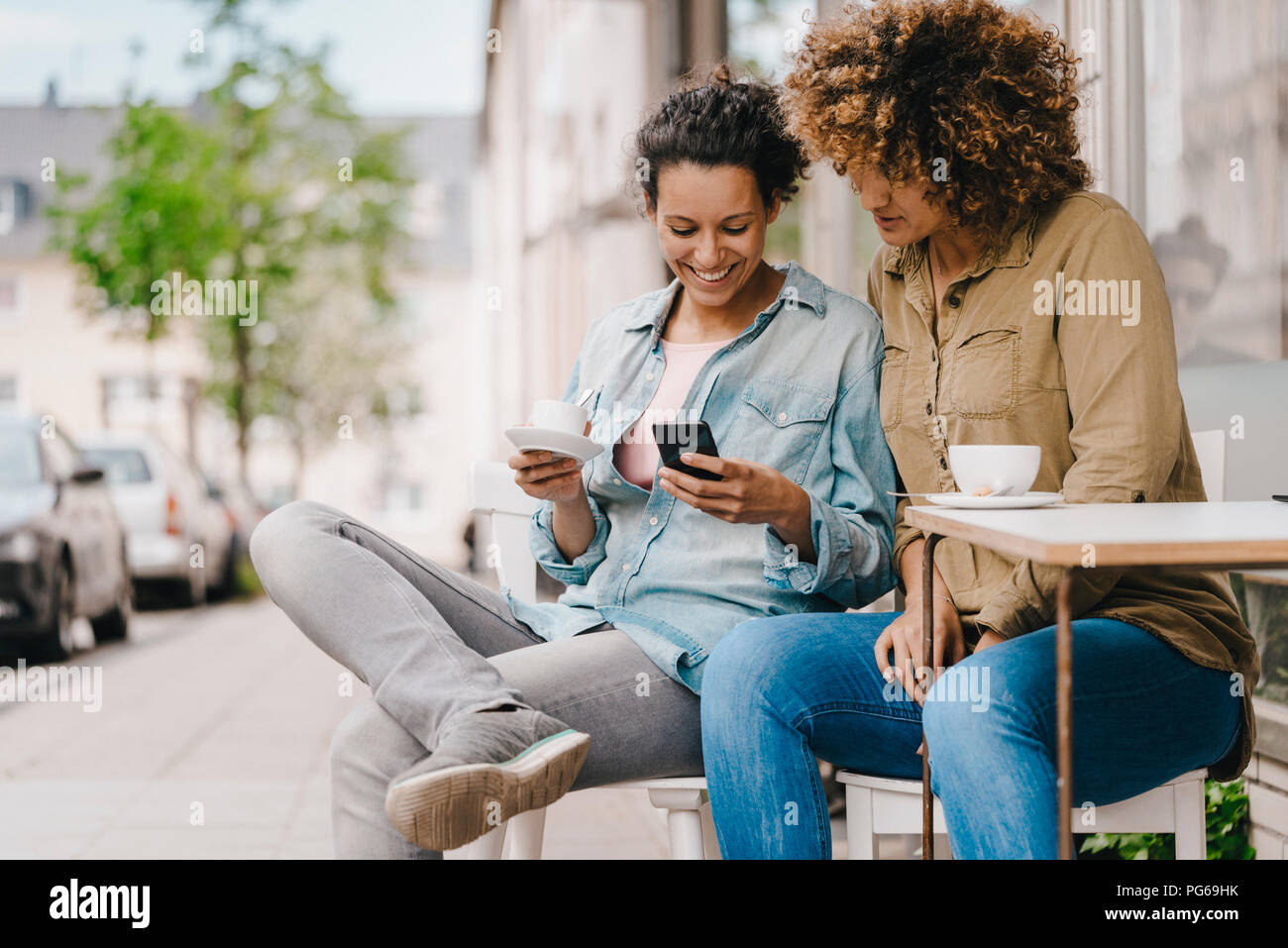 Zwei freunde, die coworking space betreiben -Fotos und -Bildmaterial in ...