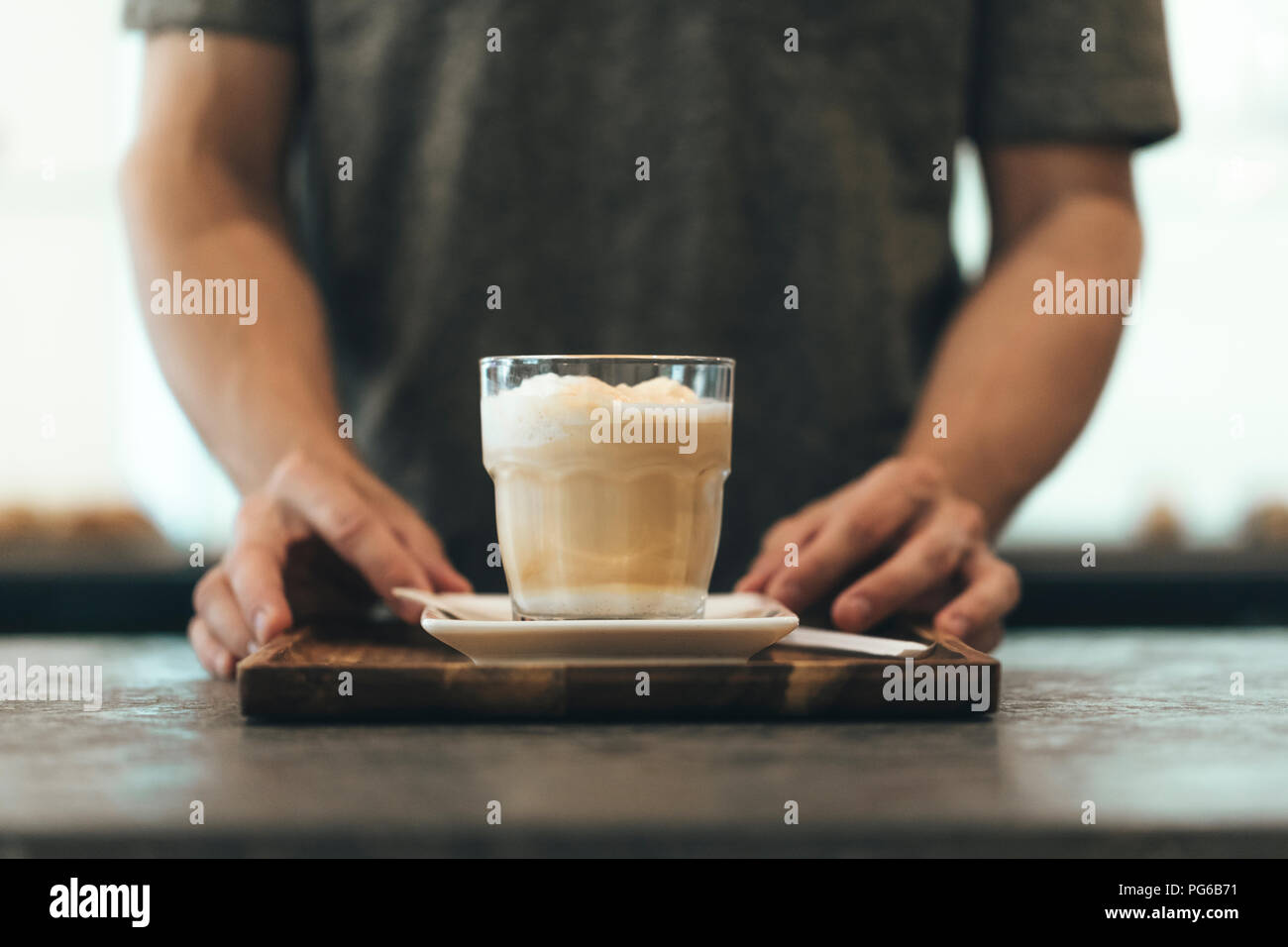 Kellner kleidung -Fotos und -Bildmaterial in hoher Auflösung – Alamy
