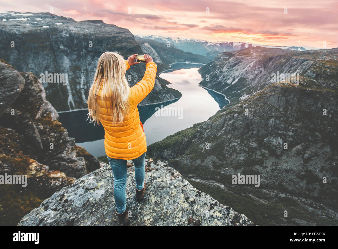Frau unter selfie -Fotos und -Bildmaterial in hoher Auflösung – Alamy Frau unter selfie -Fotos und -Bildmaterial in hoher Auflösung – Alamy