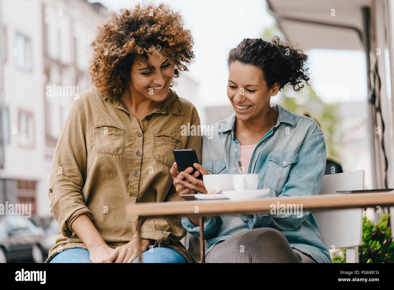 Zwei freunde, die coworking space betreiben -Fotos und -Bildmaterial in ...