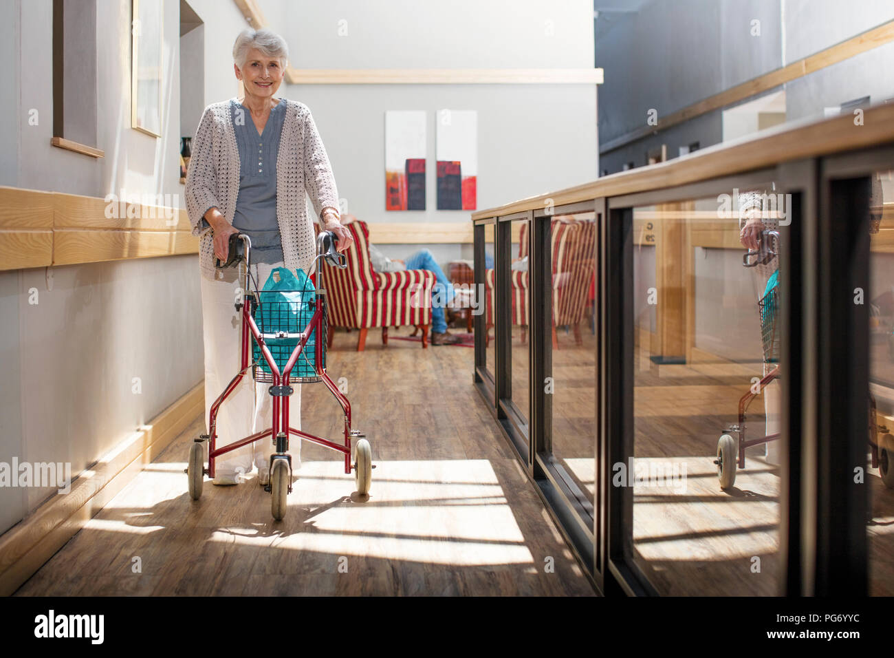 Alte leute frau rollator -Fotos und -Bildmaterial in hoher Auflösung ...