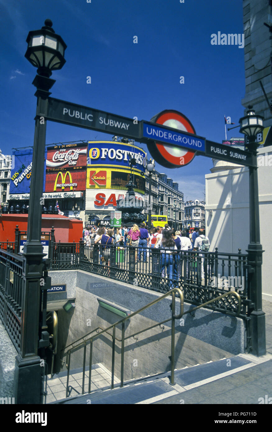 1980s piccadilly circus -Fotos und -Bildmaterial in hoher Auflösung – Alamy