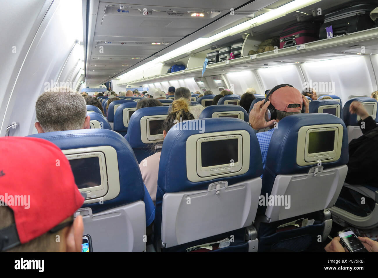 Flugzeug innen voll passagiere -Fotos und -Bildmaterial in hoher ...