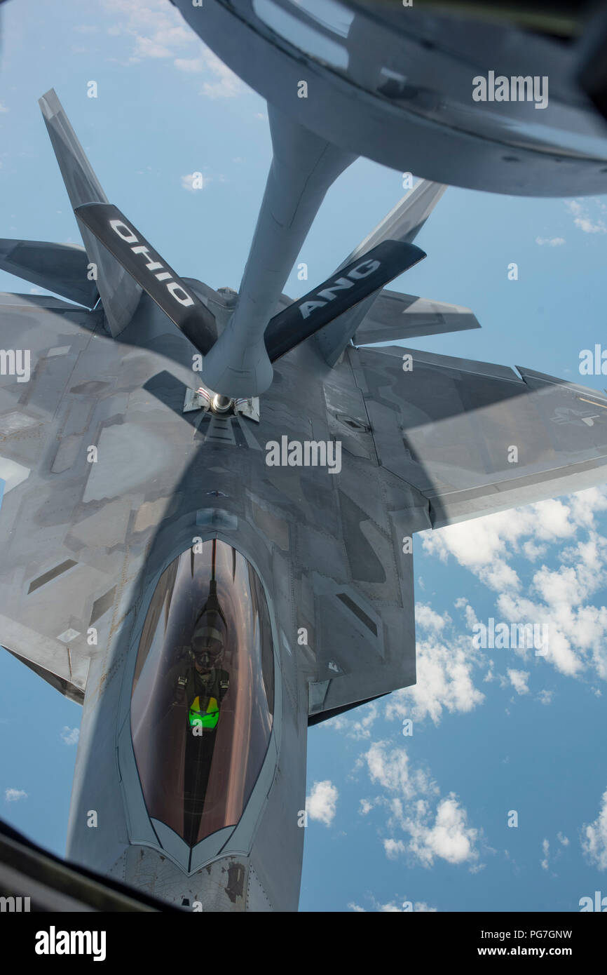 Einer KC-135 Stratotanker mit Die 121 Luftbetankung Flügel, Ohio tankt mit der 1 Fighter Wing an ...