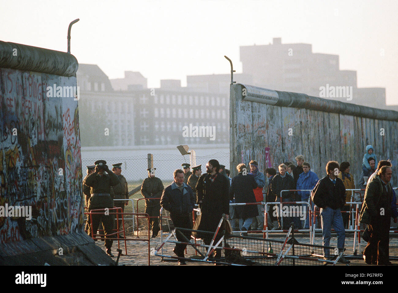 Fall der berliner mauer 1989 -Fotos und -Bildmaterial in hoher ...