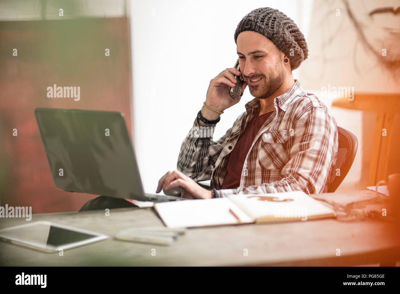 Malen mit ihren handys -Fotos und -Bildmaterial in hoher Auflösung – Alamy